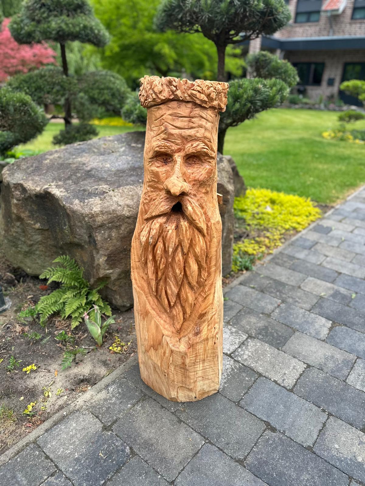 Waldgeist aus Holz mit Vogelhaus – Individuell gestaltet